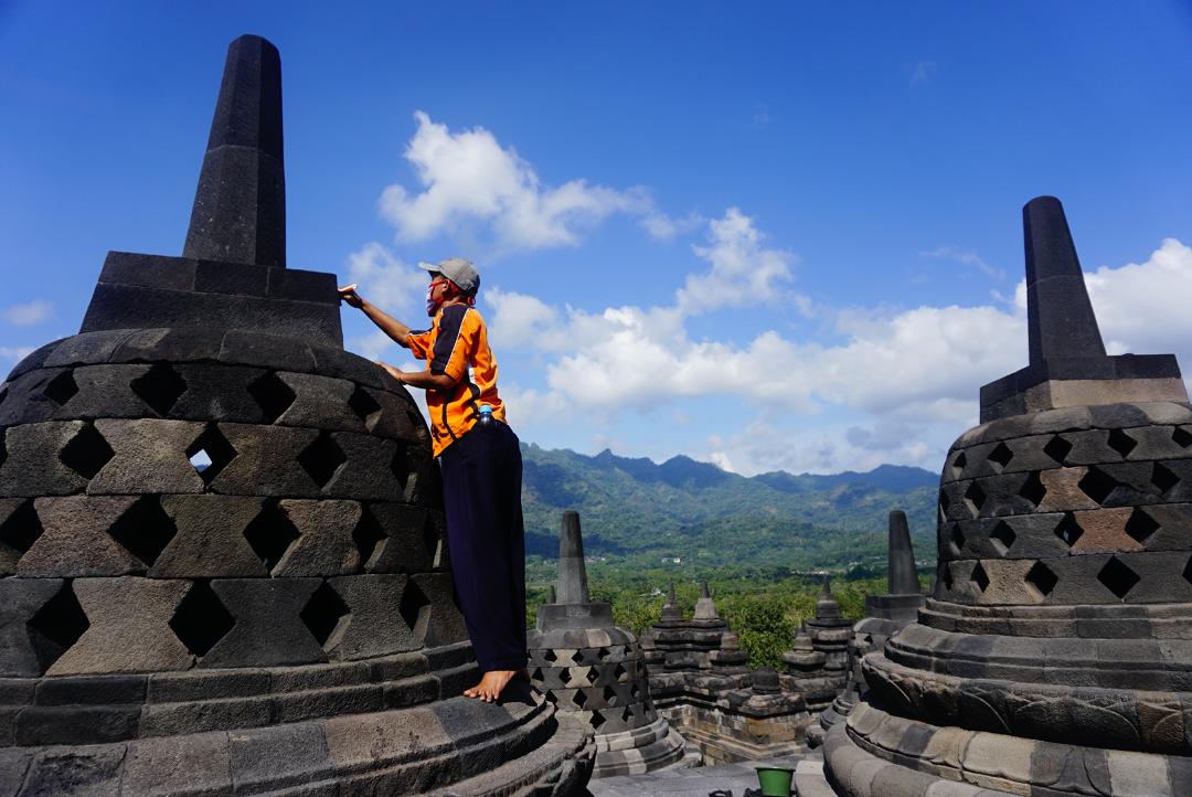 Pembersihan Abu Merapi di Candi Borobudur Belum Selesai - Kompas.id